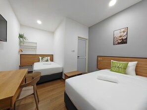 Quarto Twin Premier | Casa de banho | Um polibã, um secador de cabelo (mediante pedido), toalhas fornecidas 