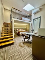 Quarto quádruplo com design assinado | Cofres nos quartos, individualmente decorados, escrivaninha