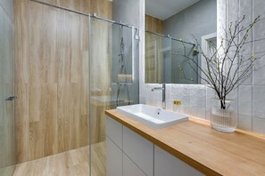 Apartamento luxo | Banheiro | Produtos de toalete grátis, secador de cabelo, toalhas de banho 