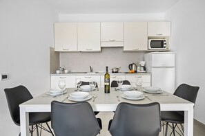 Apartamento Superior em Condomínio Fechado, 2 quartos, varanda | Sala de jantar