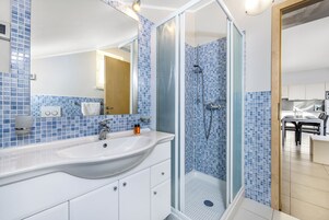 Apartamento Superior em Condomínio Fechado, 2 quartos, varanda | Casa de banho | Um polibã, um secador de cabelo, toalhas fornecidas, sabão