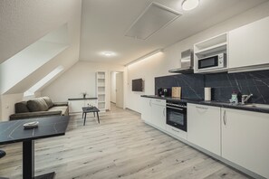 Apartamento elite, 1 cama de casal e sofá-cama, para não fumantes, vista para a cidade | Cozinha privada | Geladeira, micro-ondas, fogão, cooktop