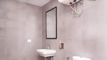 Quarto luxo | Banheiro | Chuveiro, chuveiro com efeito de chuva, produtos de toalete grátis