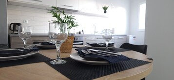 Apartamento, vista para o jardim | Refeições no quarto