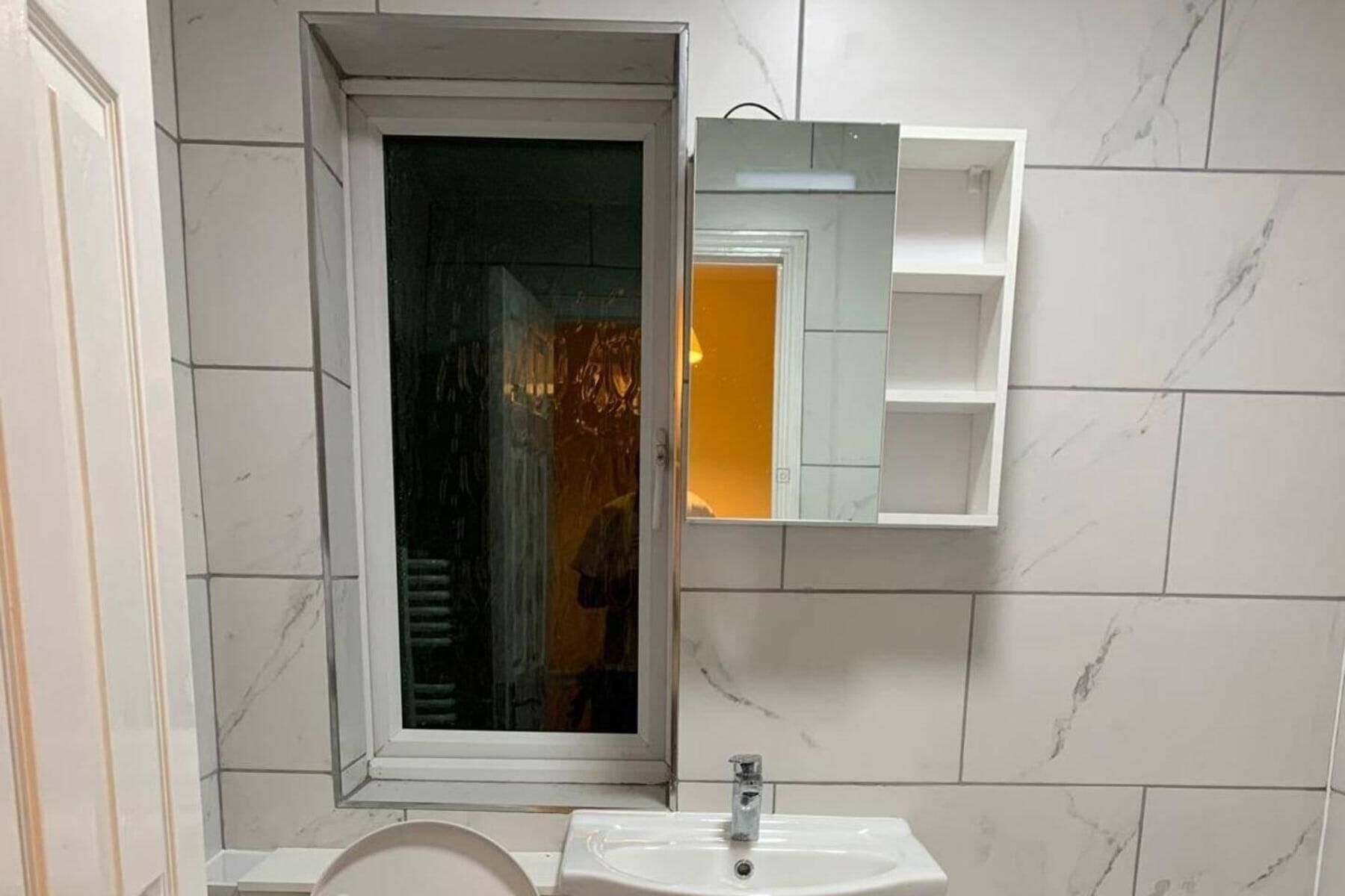 Um polibã e uma banheira separados, uma banheira de imersão total 