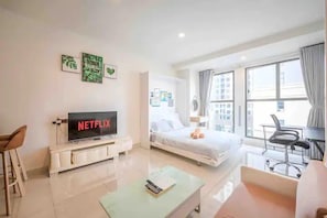 Apartamento Básico, varanda, Vista para a cidade | 1 quarto, cofre no quarto, secretária