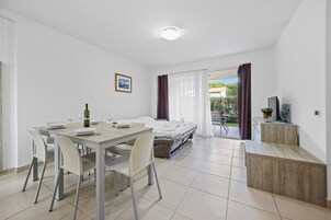 Apartamento, 2 quartos, varanda | Sala de estar | Smart TV de 32 polegadas com canais por cabo 