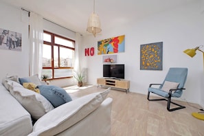Apartamento | Área de estar | TV de tela plana 32 polegadas com canais a cabo