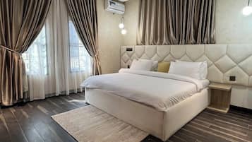 Apartamento Júnior, varanda, Vista para a cidade | 3 quartos, secretária, secretária adequada para computadores portáteis