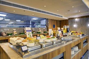 Buffet com diversos tipos de comida e um aviso indicando 'Dieta Saudável'.