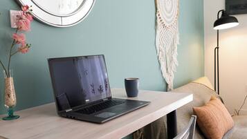 Apartamento básico, 1 quarto | Área de estar | Smart TV 33 polegadas com canais digitais, Netflix