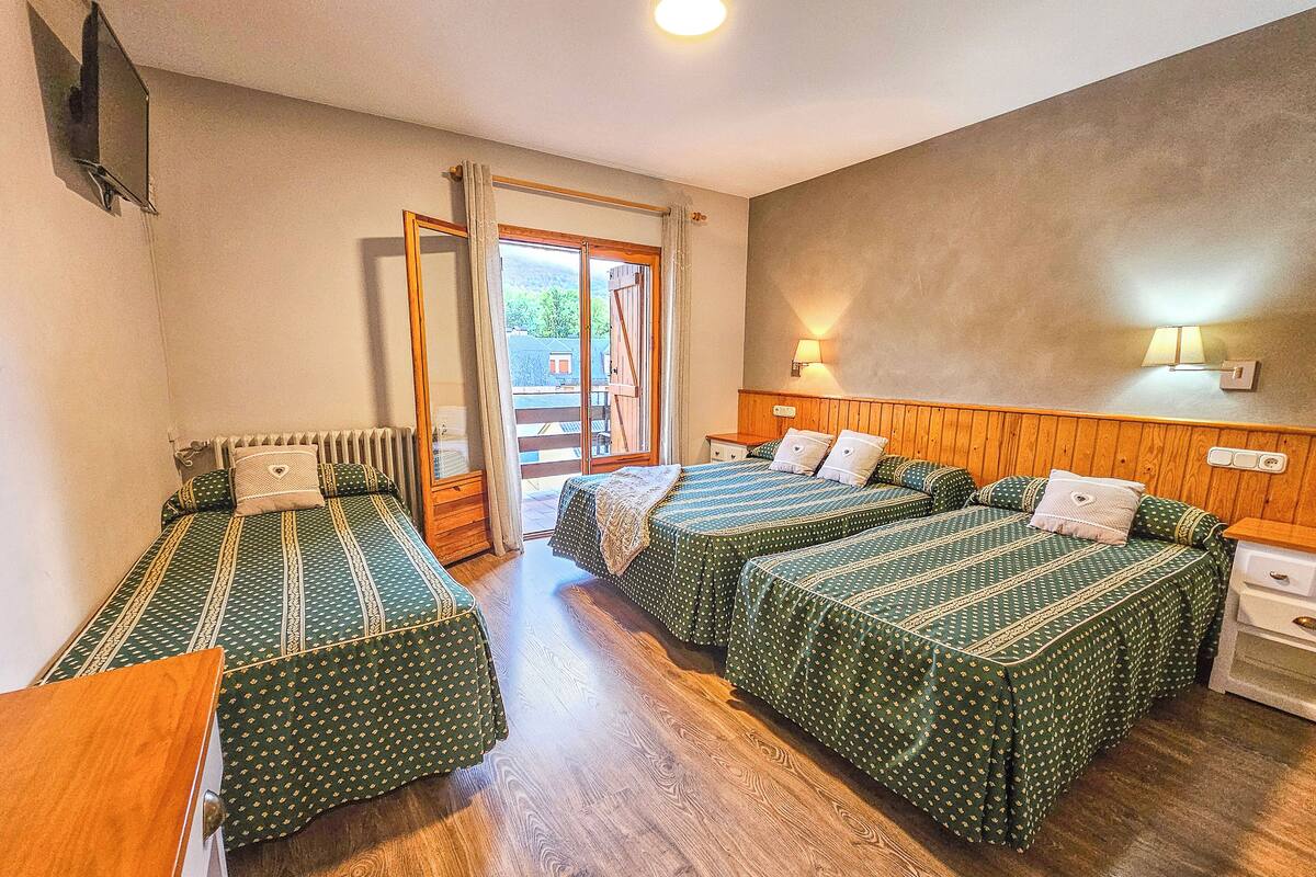 Quarto família, várias camas, para não fumantes | Wi-Fi de cortesia, roupa de cama