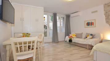 Estúdio (Studio Apartment) | Sala | Televisor de ecrã plano de 32 polegadas com canais via satélite