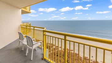 Apartamento Signature em Condomínio Fechado, 2 quartos, vista para a praia, em frente à praia | Varanda