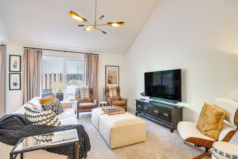 Deck & Gas Fire Pit: Gorgeous Home In Beaverton! - Beaverton, OR