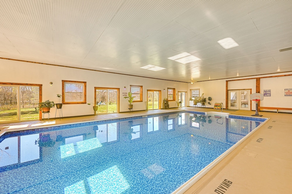 8-acre Bridgman Oasis: Pool, Hot Tub & Game Room - Grand Mere State Park, Stevensville