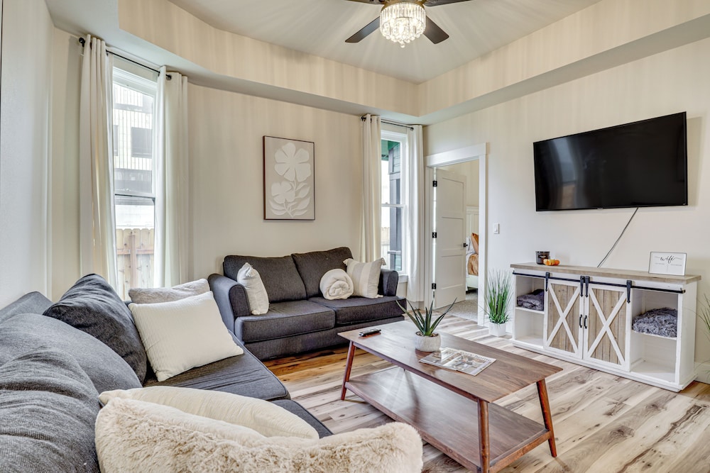 Walk To Independence Theatre: Dtwn Retreat! - Dallas, OR