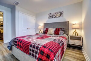 Apartamento Familiar, 4 quartos, cozinha, vista para o pátio | 4 quartos, secretária, secretária adequada para computadores portáteis 