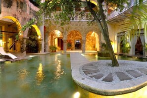 Apartamento Deluxe, pátio | Piscina | 2 piscinas exteriores 