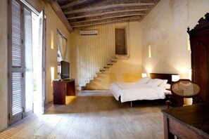 Apartamento Deluxe, pátio | 3 quartos, cortinas/cortinados opacos, Wi-fi grátis 