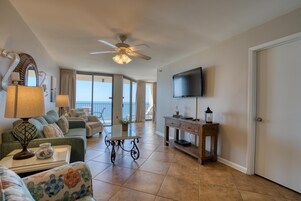 Condo, 1 cama King e sofá-cama (Phoenix IV 4112) | Área de estar