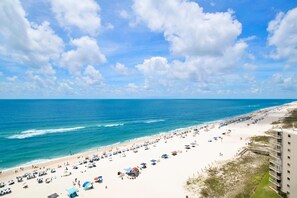 Apartamento em Condomínio Fechado, 1 cama king-size e sofá-cama (Tradewinds 1305) | Praia | Na praia 