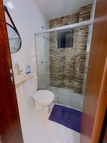 Apartamento, várias camas, cozinha | Banheiro