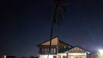 Fachada do alojamento (tarde/noite)