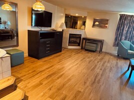 Quarto real, 1 cama King | Wi-Fi de cortesia, roupa de cama