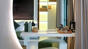 Estúdio Deluxe, vista para a piscina | 1 quarto, cofre no quarto, cortinas/cortinados opacos