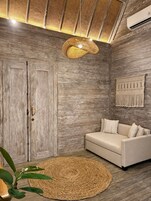 Bungalow, varanda, vista para o jardim | Sala de estar | TV de ecrã plano