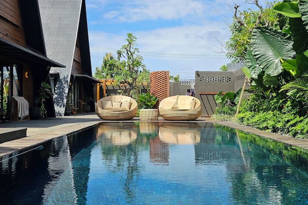 Piscina exterior, guarda-sóis, espreguiçadeiras