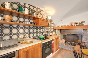 Casa família, 4 quartos, 2 banheiros (La Baita 1800 Ski In Ski Out) | Cozinha privada | Geladeira, micro-ondas, fogão, cooktop
