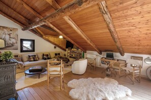 Casa família, 4 quartos, 2 banheiros (La Baita 1800 Ski In Ski Out) | Sala de estar | TV de tela plana 21 polegadas com canais a cabo, TV