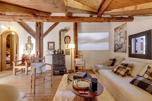 Casa família, 4 quartos, 2 banheiros (La Baita 1800 Ski In Ski Out) | Sala de estar | TV de tela plana 21 polegadas com canais a cabo, TV