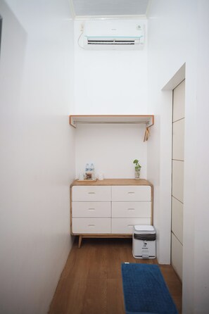 Quarto Duplo, 1 cama king-size, não fumadores, vista para o pátio | Ferro/tábua de engomar, Wi-fi grátis, roupa de cama fornecida