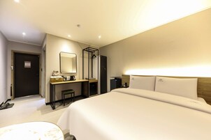 Quarto Duplo Standard, Vista para a cidade | Secretária, cortinas/cortinados opacos, quartos insonorizados 