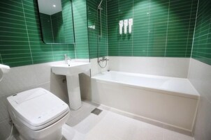 Quarto Twin Premium, Vista para a cidade | Casa de banho | Um secador de cabelo, chinelos, toalhas fornecidas, sabão 