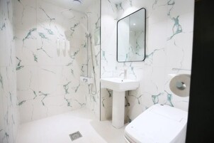 Quarto casal standard, vista para a cidade | Banheiro | Secador de cabelo, chinelos, toalhas de banho, sabonete