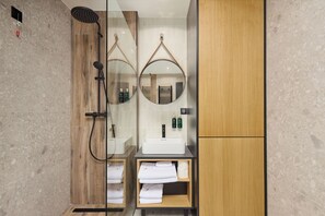 Two Bedroom Duplex | Casa de banho | Artigos de higiene ecológicos, um secador de cabelo, roupões, chinelos 