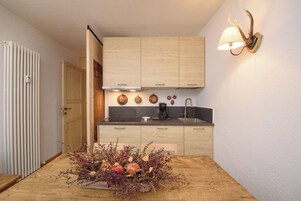 Apartamento, vista para a montanha | Cozinha privada | Geladeira, fogão, cooktop, talheres/pratos/utensílios de cozinha