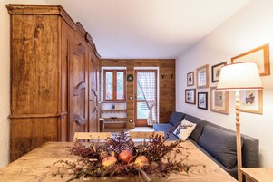 Apartamento, vista para a montanha | Área de estar | TV de tela plana