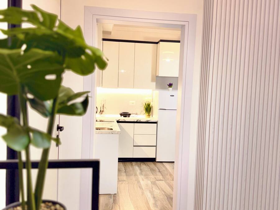 Apartamento luxo, 2 quartos, sacada | Área de estar | Smart TV 40 polegadas com canais via satélite