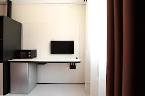 Apartamento Superior, varanda, vista para o pátio | 1 quarto, cofre no quarto, cortinas/cortinados opacos