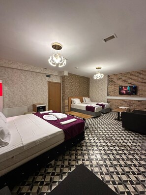 Deluxe Family Room | Cofres nos quartos, quartos à prova de som