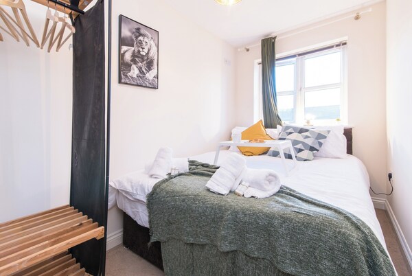 Apt - Sleeps 6 - Pets Ok - Parking - Derby