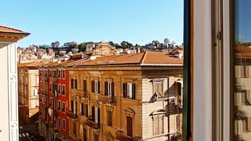 Quarto triplo conforto, vista para a cidade | Edredons de pluma, cofres nos quartos, individualmente decorados