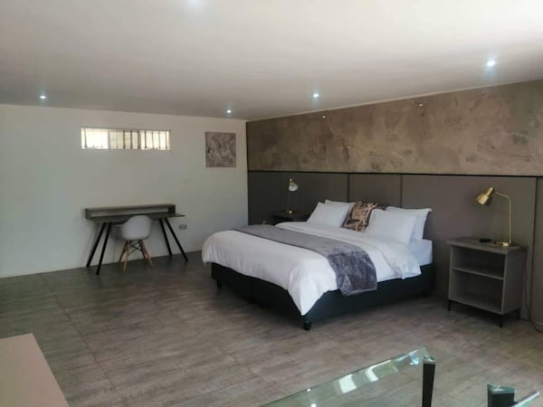 Room 1 Of 8 Cozy Suites The Hilltop Guesthouse - Harare