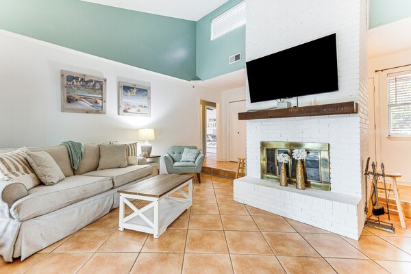 Poolside Oasis: 7 Mi To Pensacola Beach Boardwalk! - Pensacola Beach, FL