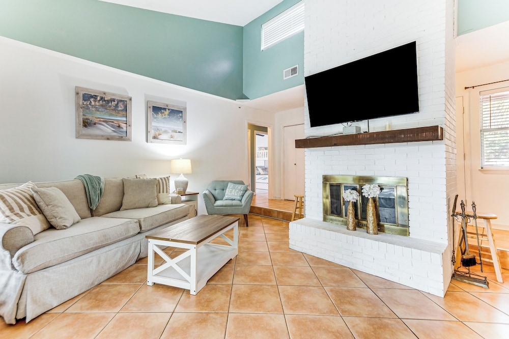 Poolside Oasis: 7 Mi To Pensacola Beach Boardwalk! - Pensacola Beach, FL